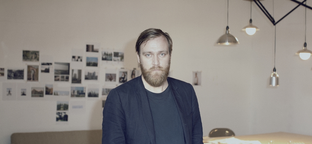 Jesper Just i Den Danske Pavillon - Kunstkritikk