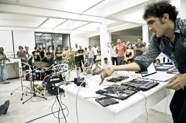 Tripeltriennale - Kunstkritikk