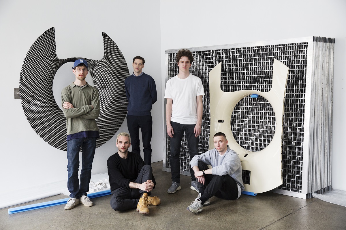 Group Photo #2: Studio Holen - Kunstkritikk