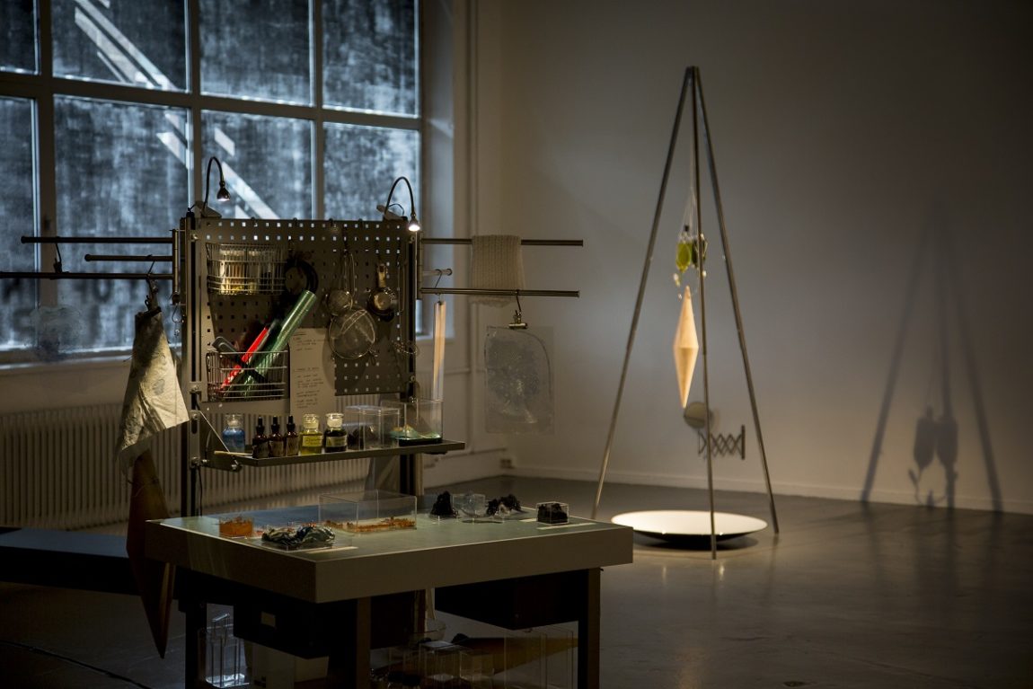 Vitenskap og hvit magi - Kunstkritikk