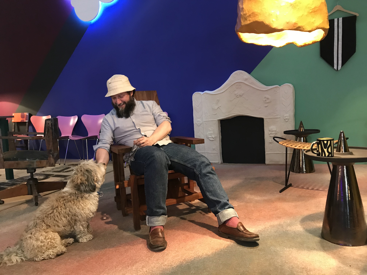 An Idealist Bows Out - Kunstkritikk