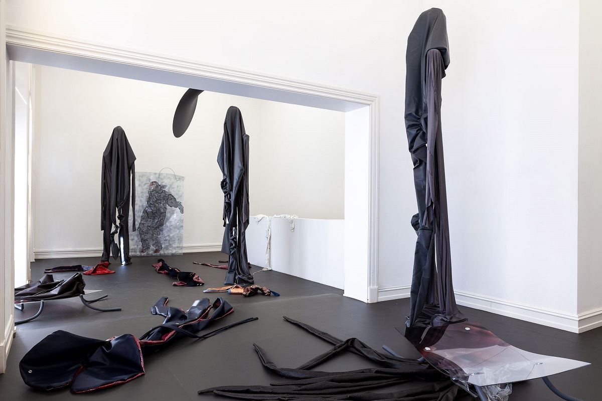 Bodies Only Skin Deep - Kunstkritikk