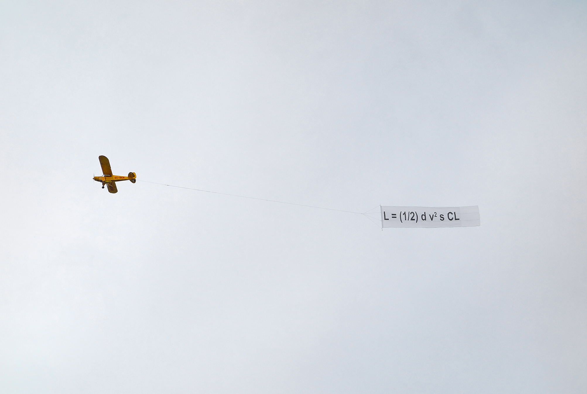 Verdenskartet tegnet med bomber - Kunstkritikk