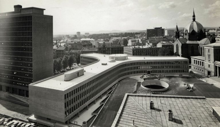 Just a Building - Kunstkritikk