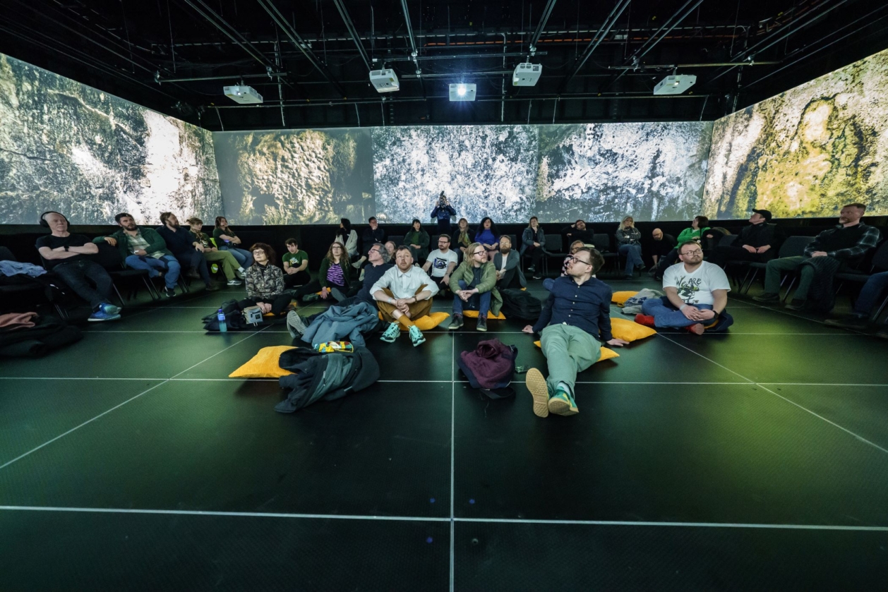 Det vil ikke roe seg ned noe særlig mot kveld - Kunstkritikk