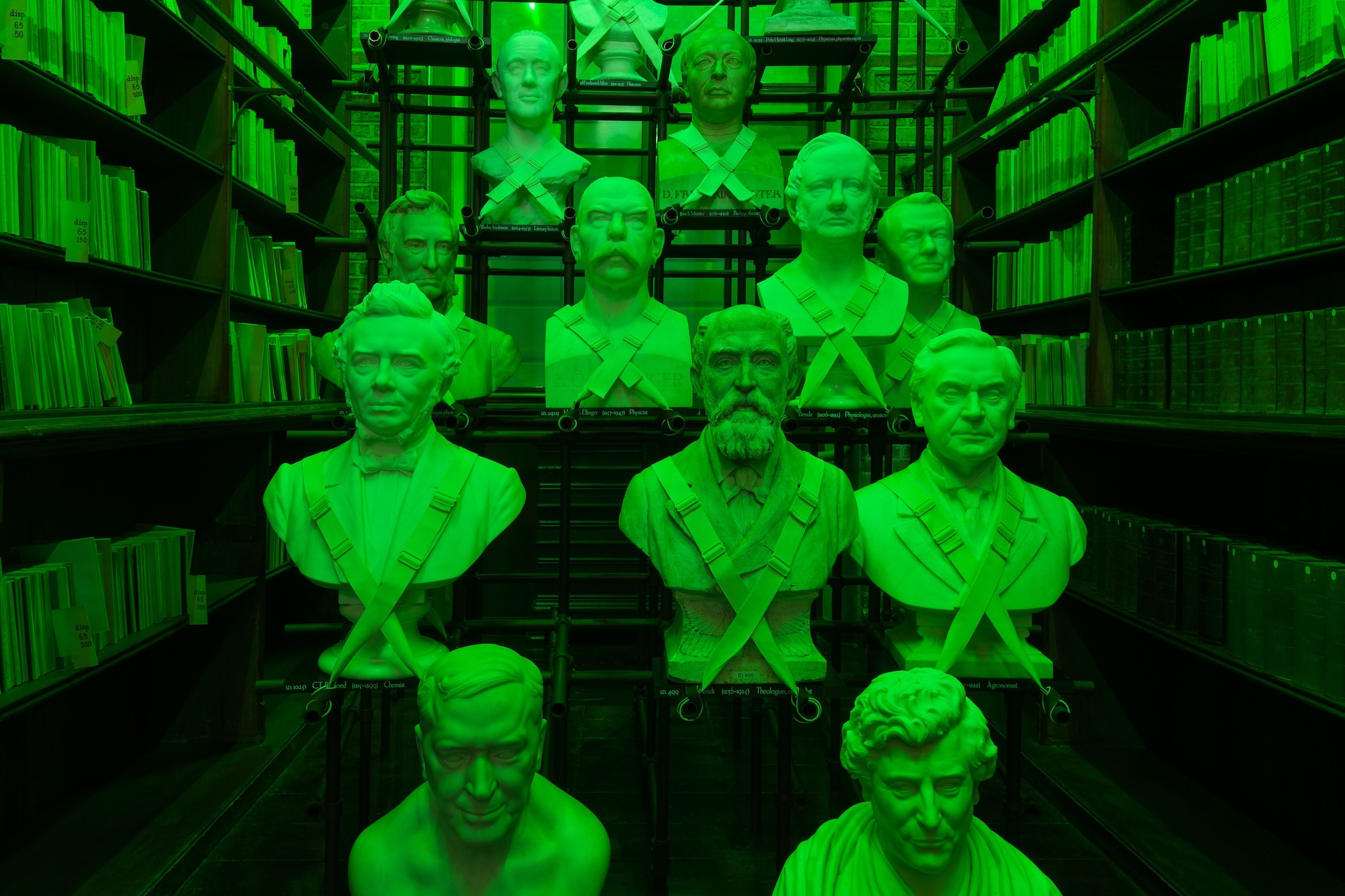 Artige omstyrtninger - Kunstkritikk